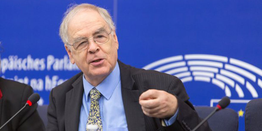 Mültecilerle mücadele etmek için domuz kafasını kullandı